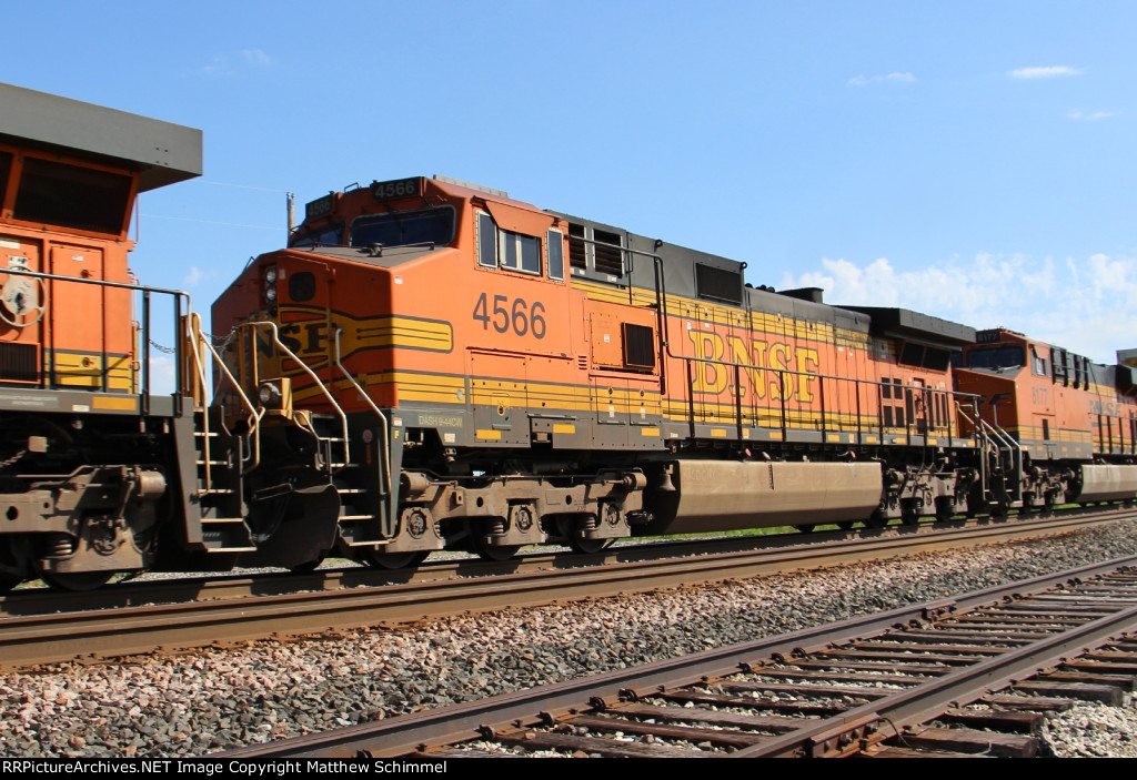BNSF 4566